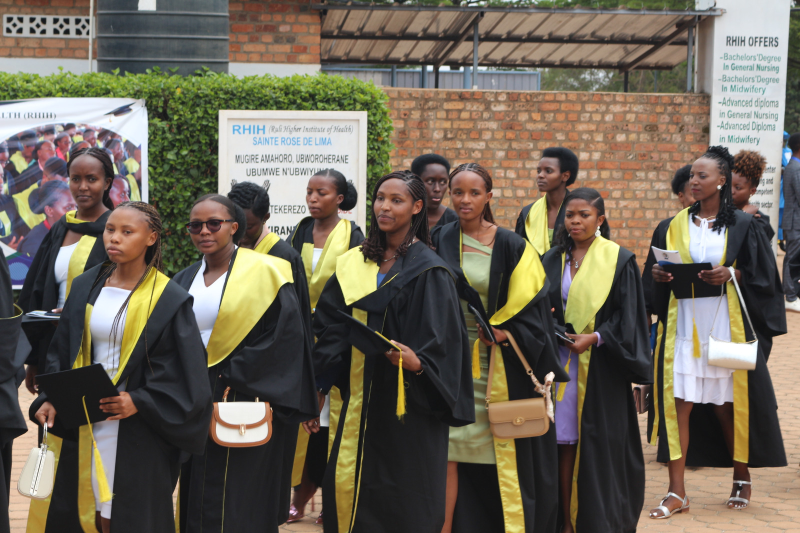 Abaforomo n’ababyaza basabwe kutazigera barangarana abarwayi bazaza ...